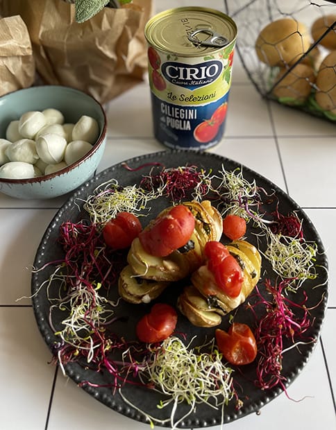 Patate Hasselback con Ciliegini di Puglia e mozzarella | Cirio